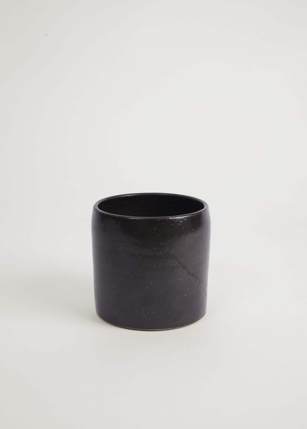 Schwarzer Keramik Blumentopf designed by R.EH in Berlin